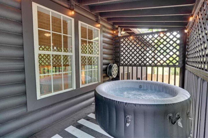 The Alpine- Luxecabin W King/hottub/gamerm/firepit - Johns Creek, GA