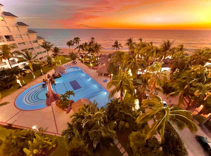 Oceanfront, 3 Luxurious Condominium Recamaras. - Mazatlan