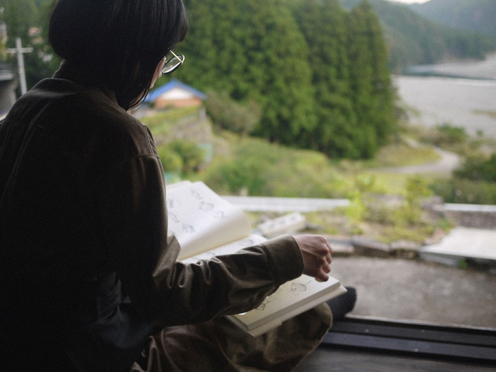 芸術作品と共に宿泊できる一棟貸しのゲストハウス「Noad」。蛇行する北山川の大自然が一望できます。 - 新宮市
