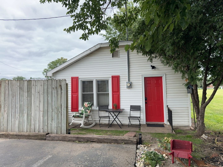 Airport Cottage - Des Moines, IA