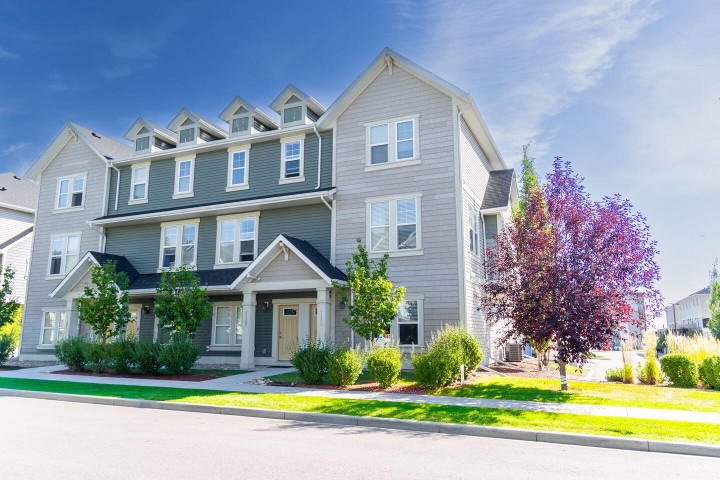 4br Townhome~5tvs~garage~20mn Yyc~7mn Crossiron - Airdrie
