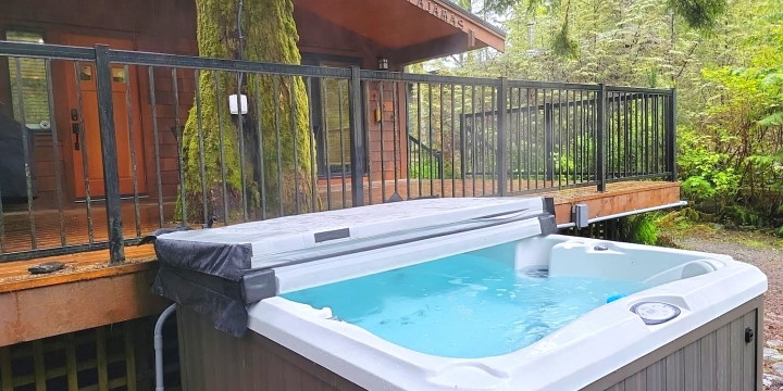Hot Tub Oasis Among Trees - Pet Friendly - Vancouver Island