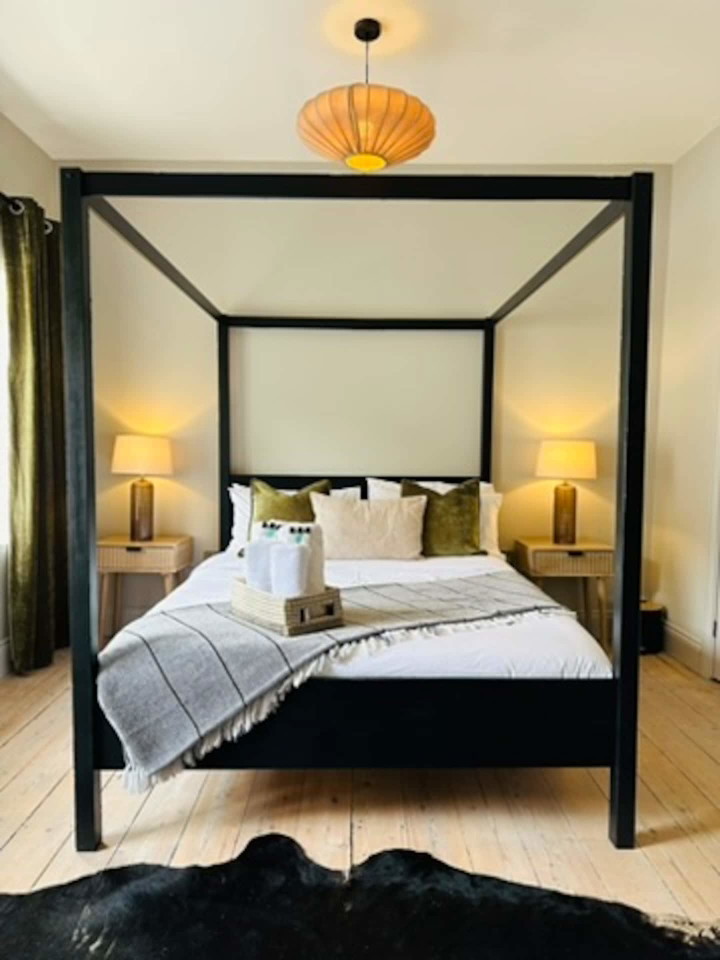 Stylish Retreat | 4-poster Bed | Bath & Workspace - Ruthin