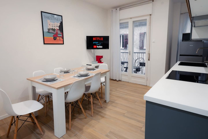 [Centro Storico]modern Three-room Apartment With Balcony - Trieste
