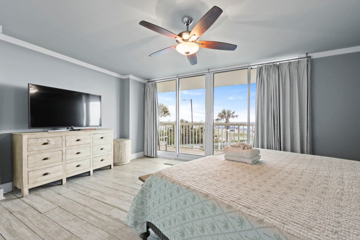 Large 4 Br Beach Front Condo With Pool - Folly Beach, SC