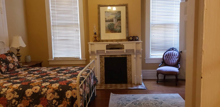 Spacious · Historic College St · Ground Floor Apt - Macon, GA