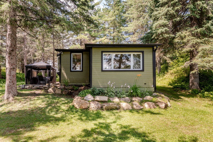 Riverfront Cottage 10 Minutes From Tremblant - Quebec