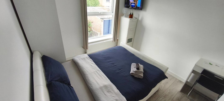 Small Double Room | Free Parking - Chelmsford