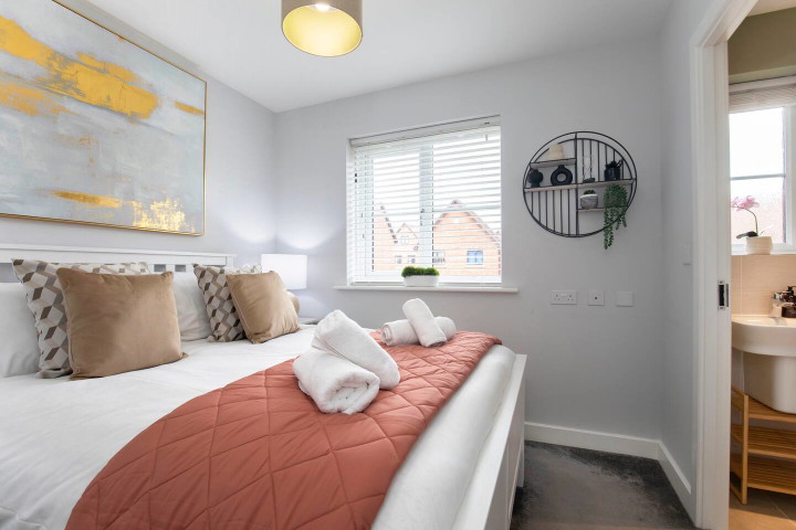 Modern Two Bedroom Two Bathroom Home - Tewkesbury