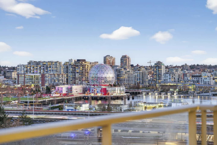 Downtown 2br Condo With Parking & Pool - Vancouver