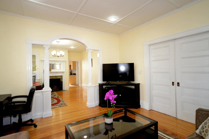 Spacious & Clean 2 Br- 15 Mins To Boston - Newton, MA