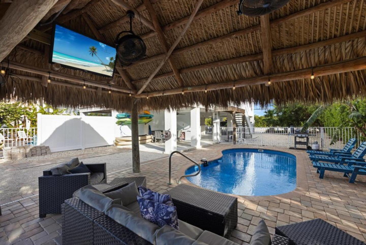 Canal Front With 30' Dock! Tiki Hut With Tv, Bikes, Kayaks, Paddleboards, Beach! - Marathon, FL