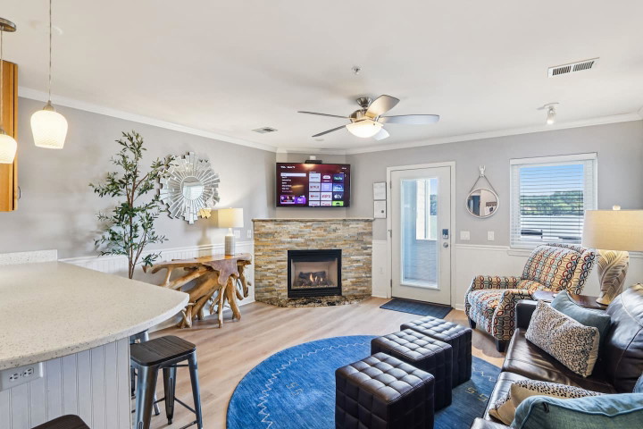 Janas Cozy Condo, Lakeside, Fireplace, Romantic - Lake Delton, WI