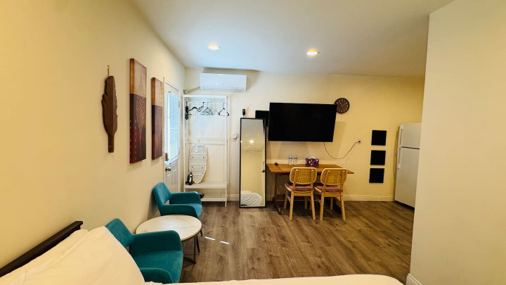 Private Cozy Studio With Full Kitchen & Parking - Pasadena, CA