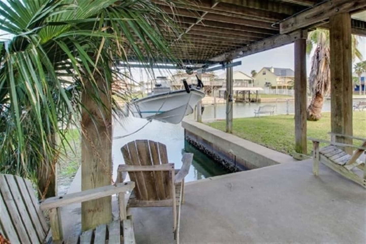 Canal Home, Private Dock & Green Lights - Galveston Island, TX