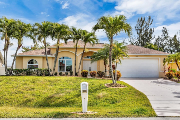 Professional Designed Home On Freshwater Canel With Saltwater Pool! - Fort Myers, FL