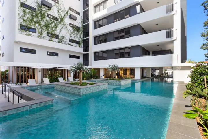 Luxury City Retreat: Pool, Gym & Riverfront Access - Maroochydore