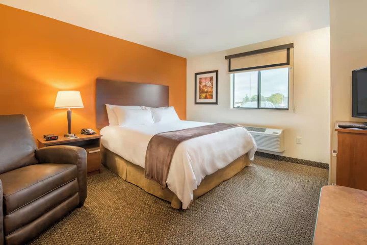 Grand Forks Stay Queen Bed & Recliner Comfort - Grand Forks, ND