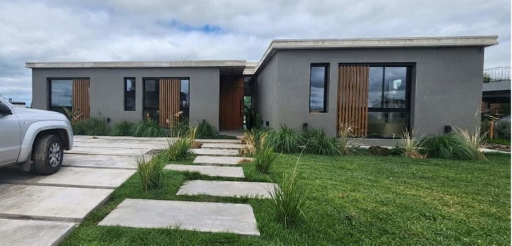 Casa Moderna Con Fondo A Laguna - San Vicente, Argentina