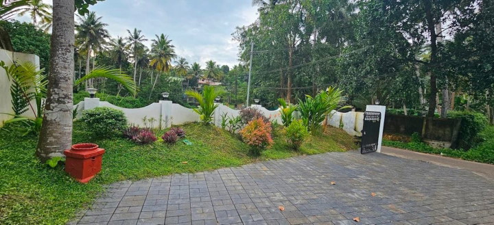 Pondside Haven. A Red Villa In Lush Garden Oasis. - Thiruvananthapuram