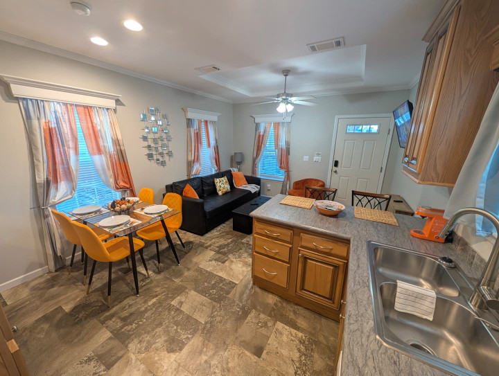 Citrus Lodge. 70" Tv. Patio. Quiet & Free Parking - DeLand, FL