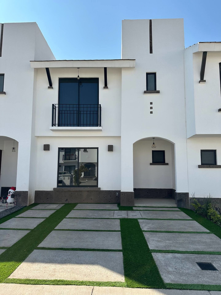 Modern House South Of León - 4 Bedrooms, 3 Bathrooms - León