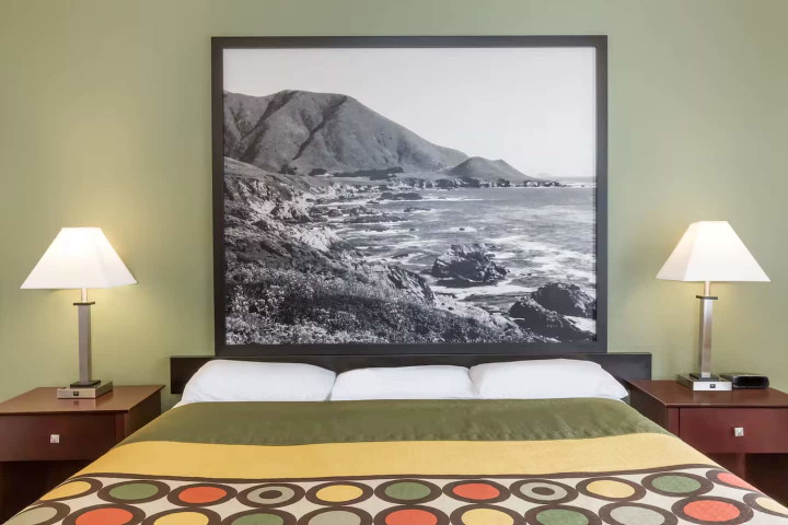 Super 8 Monterey | Queen Bed | Near Hwy 1 And 68 - モントレー, CA