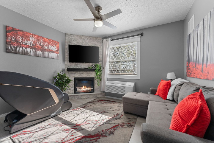 Modern Retreat W/ Massage Chair Near Sdc | Pets Ok - Branson West, MO