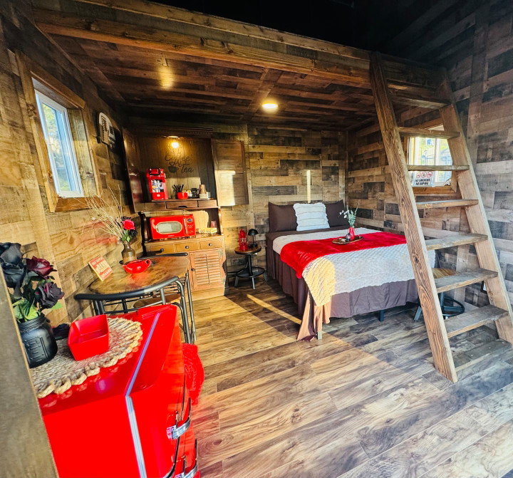 Little Red Barn With Gorgeous Views - Escondido, CA