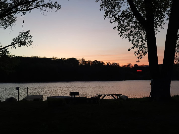 A Must See! 2br Lakefront Home W/ Boats & More! - Dubuque, IA
