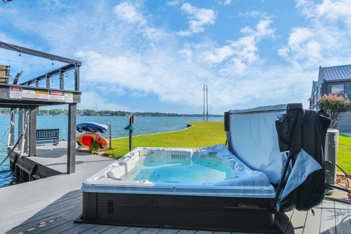 Luxury Lakefront-7 Beds - Hottub - Game Rm - Kayak - Conroe, TX