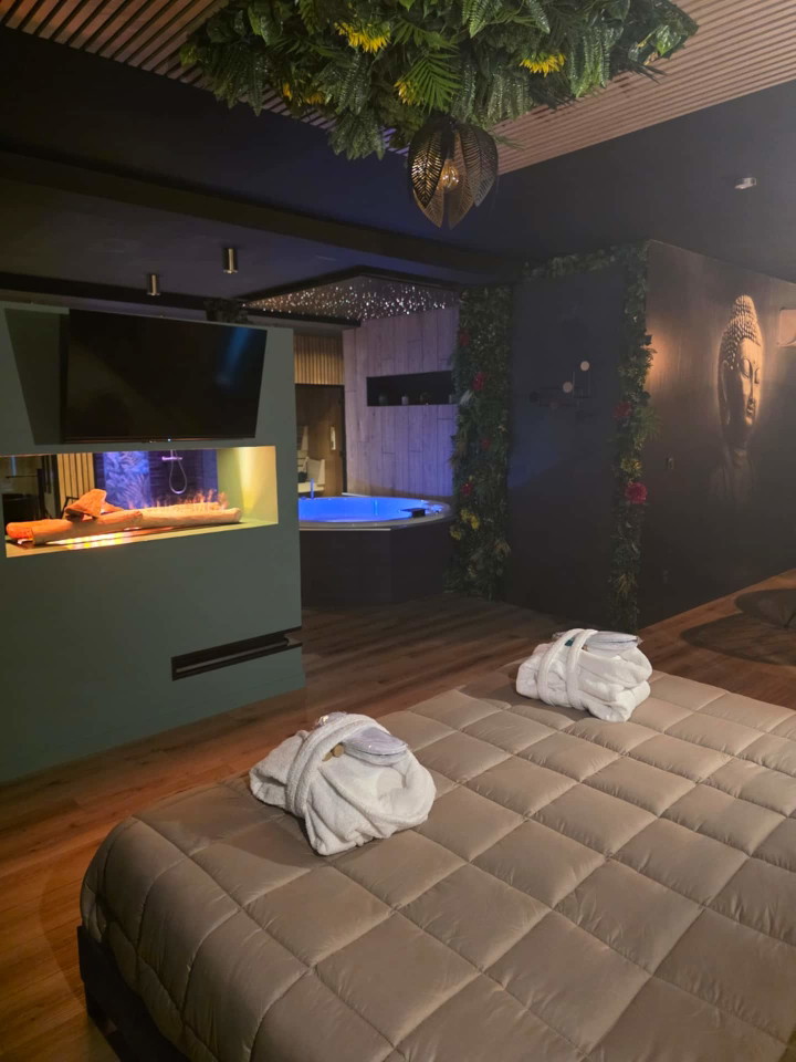 Private Suite Equipped With A Whirlpool Bath, Sauna, And Steam Room - Chartres