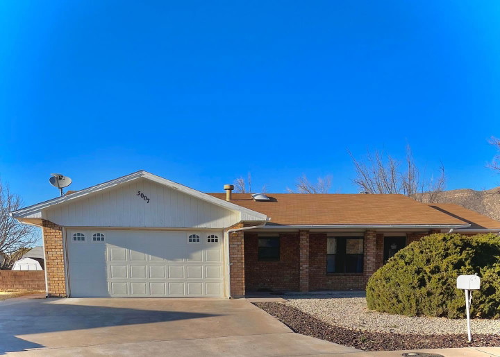 Relaxing 3 Bedroom 2 Bath, Home Away From Home - Alamogordo, NM