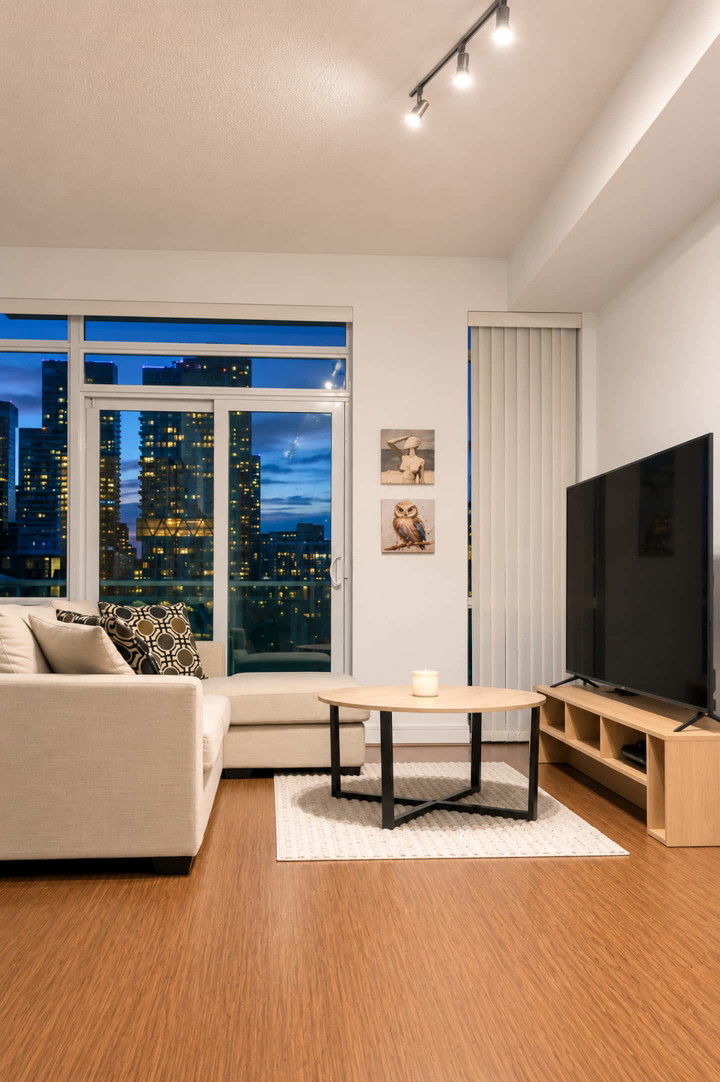 Stylish Downtown Toronto Condo + Parking - 