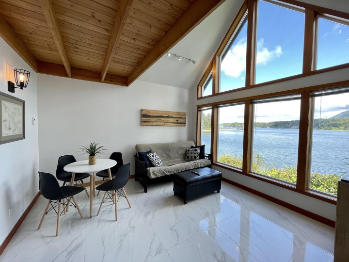 Private Oceanfront Cabin & Hot Tub - 1h - Vancouver Island