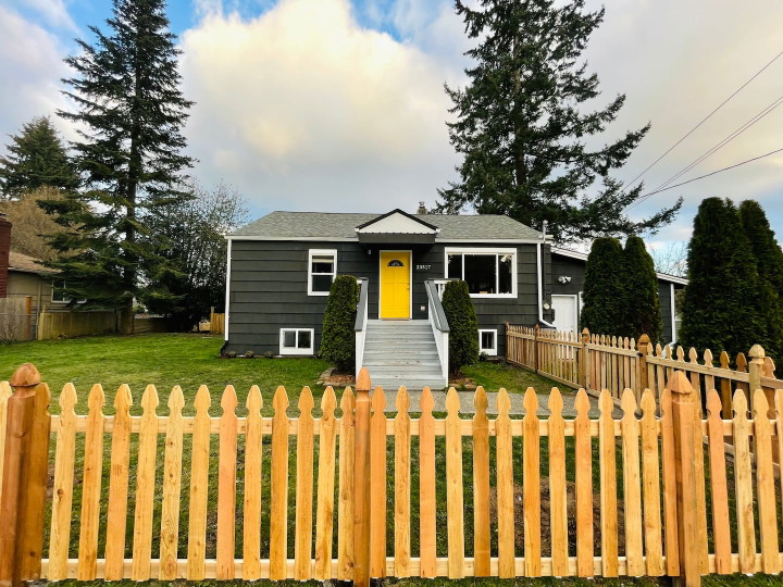 Spacious, Stocked 1 Br Suite With Yard In Edmonds! - Edmonds, WA