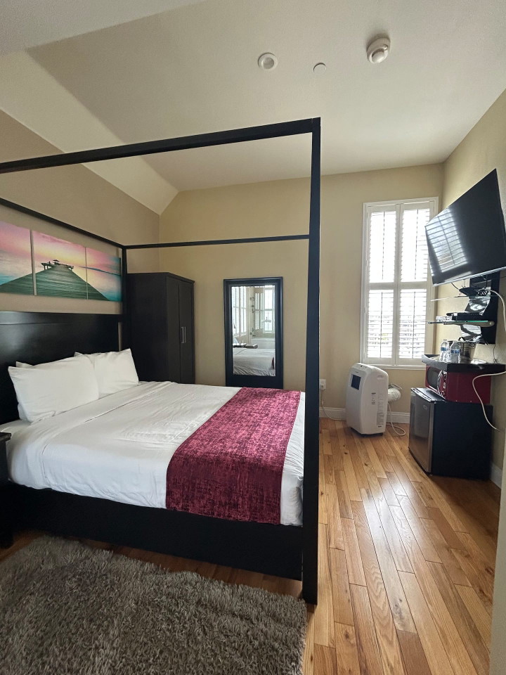 Rio Vista Inn & Suites Room 7 - Victorian Retreat - Santa Cruz, CA