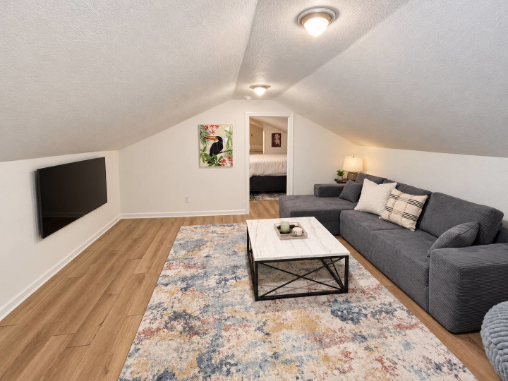 The Toucan - Garden Loft | Walkable + Full Kitchen - Monroe, LA