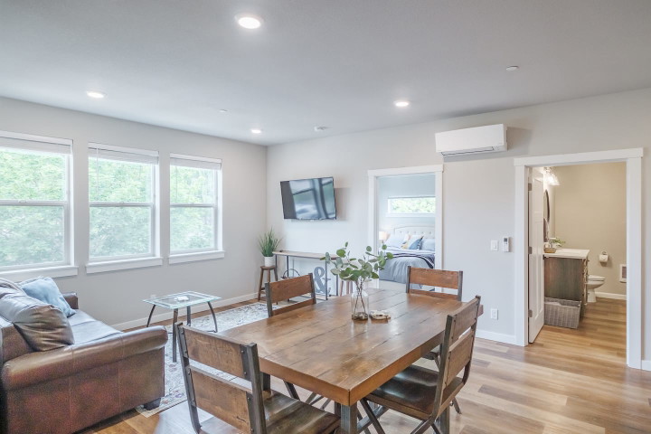 Light Bright 2-br Condo W/ Workspace  (2nd Floor) - Salem, OR