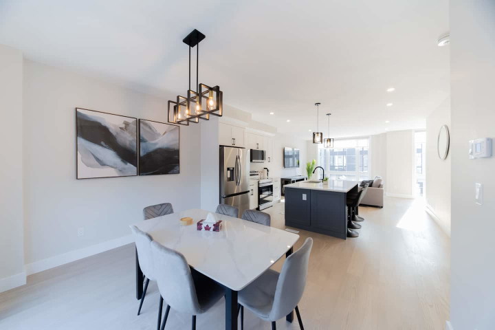 Stylish*sleeps10*patio*wi-fi*laundry*tv75"*kitchen - London