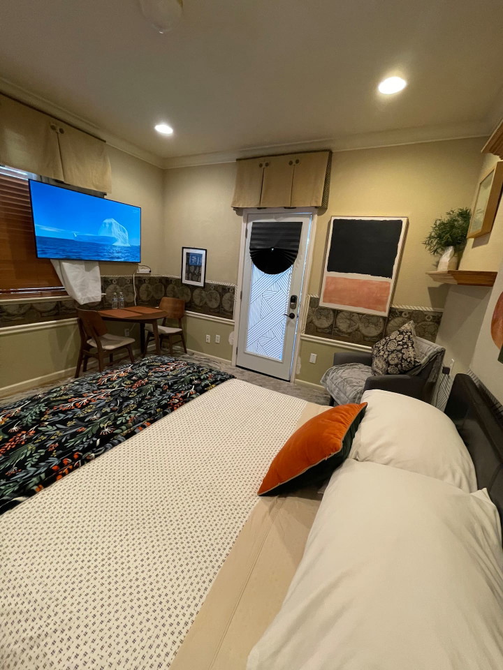 Private Entrance With Cozy Courtyard Suite - Elk Grove, CA