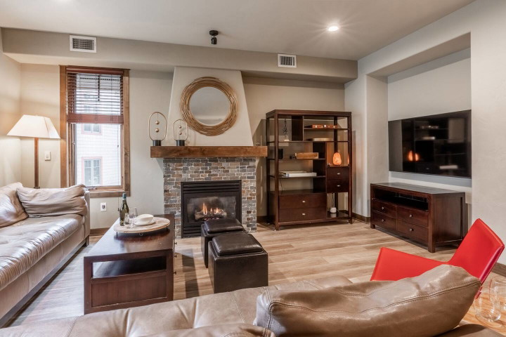 Woodwinds 32 | 2 Private Decks | Hot Tub - Mammoth Mountain, CA
