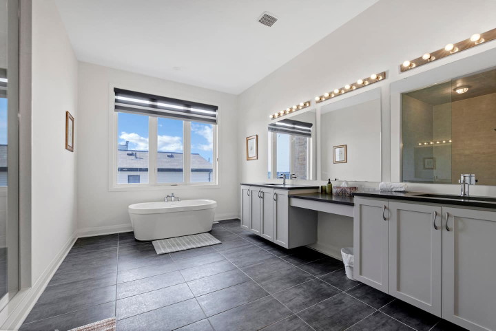 Lake Oasis: Luxe Modern 8b/4.5b Waterfront Escape - Bowmanville