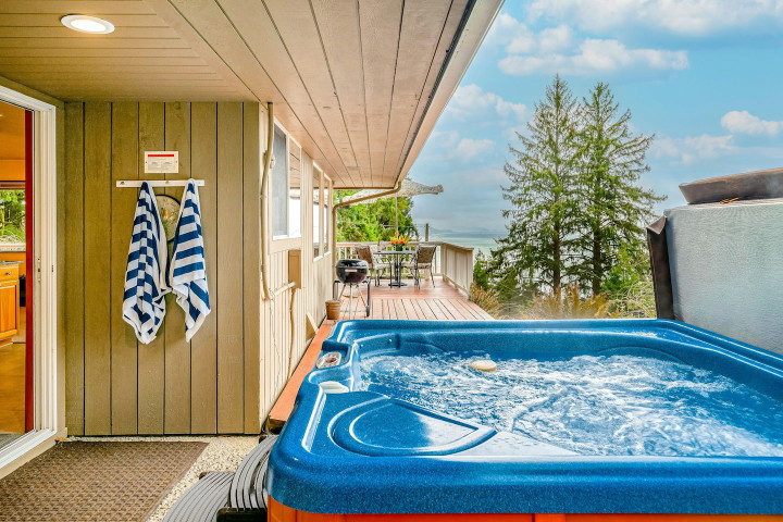 Inviting Home With Spectacular View, Hot Tub - Manzanita, OR