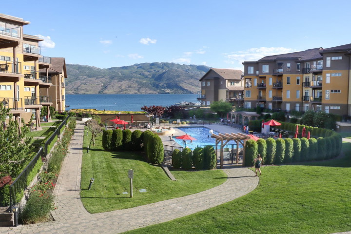 Lakefront Townhouse, King Bed, Pool, Private Beach - Kelowna