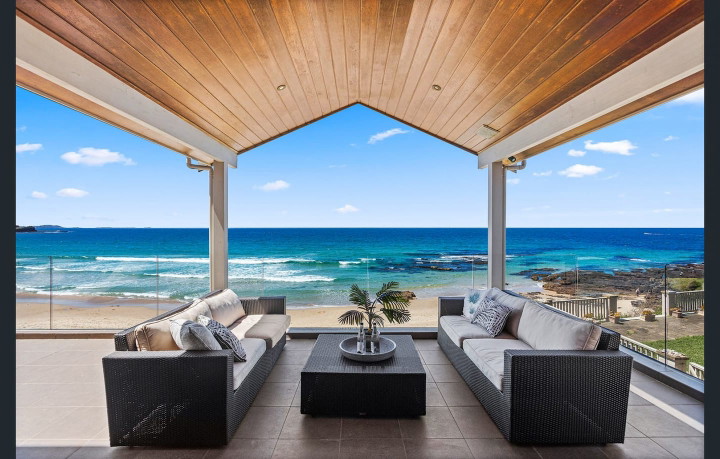 Absolute Beachfront 4 Bedroom Luxury Property Just 1 & 1/2 Hrs South Of Sydney - Wollongong