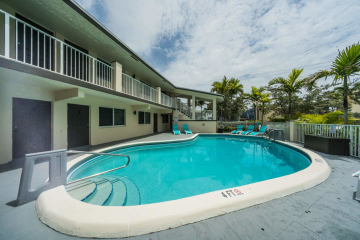 Beach Bliss: Bright Studio W/ King Bed - Pompano Beach, FL