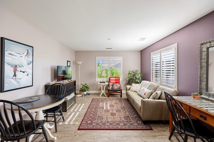Near-tahoe; Private Living Room, Kitchenette - Nevada