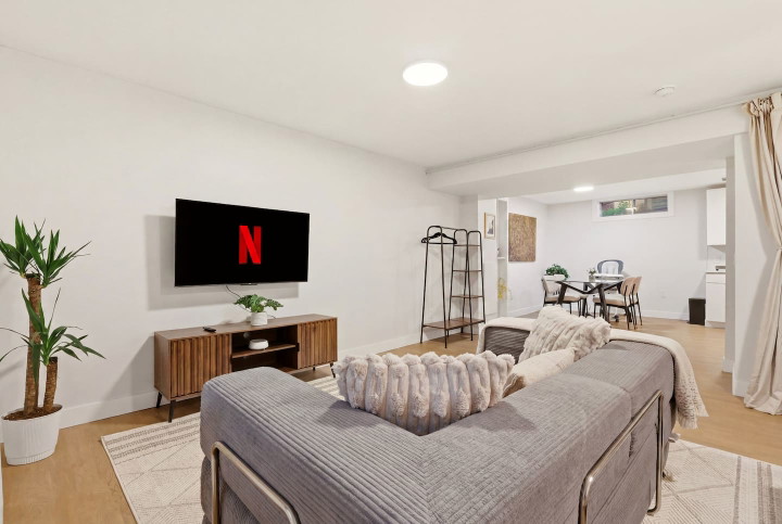 Easy Access To Downtown & Banff | King Bed - Calgary