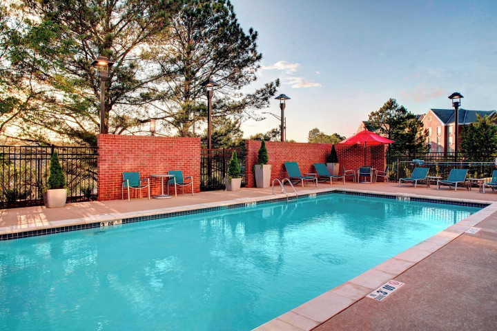 3 Convenient Rooms W/ Kitchen | Free Breakfast - Macon, GA